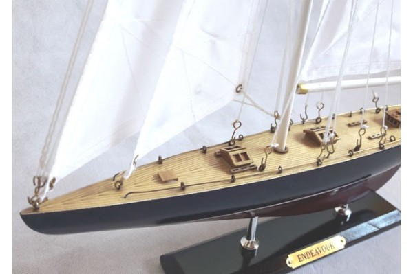 Segelboot-Modell Endeavour